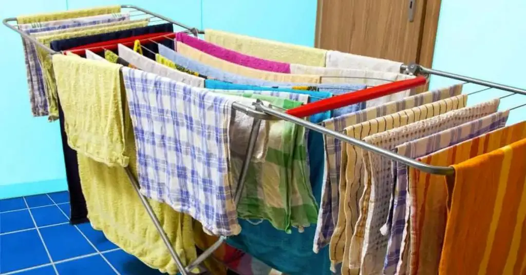 6 errores de lavado que dejan mal olor en la ropa: hay que evitarlos ...