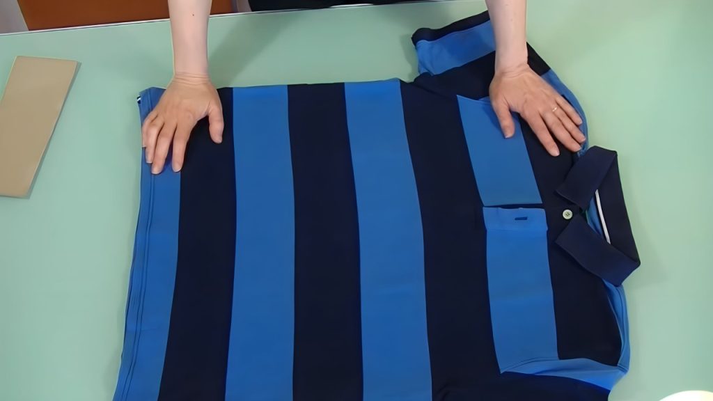 Cómo doblar un polo en solo un minuto con el famoso método del bolso ...